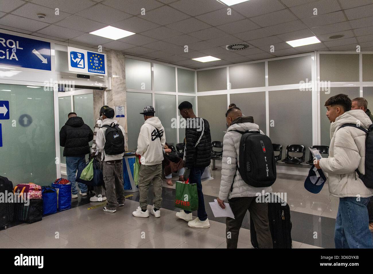 47 migrants embark for the peninsula after their stay at the Temporary ...