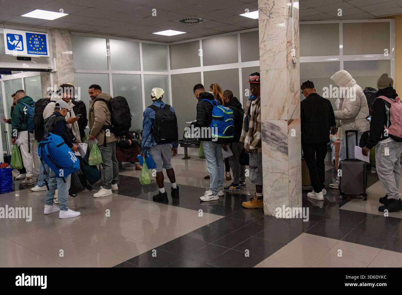 47 migrants embark for the peninsula after their stay at the Temporary ...