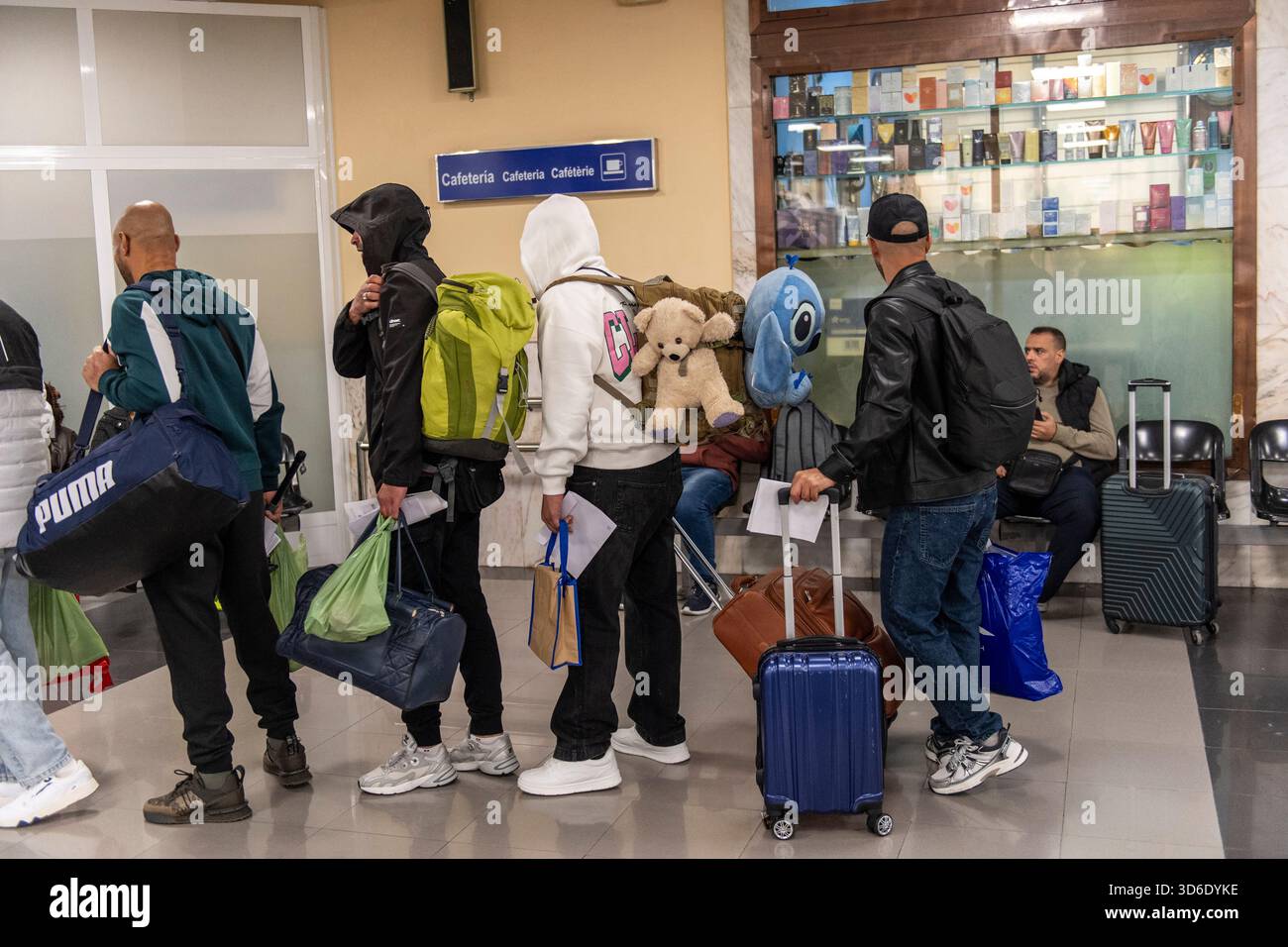 47 migrants embark for the peninsula after their stay at the Temporary ...