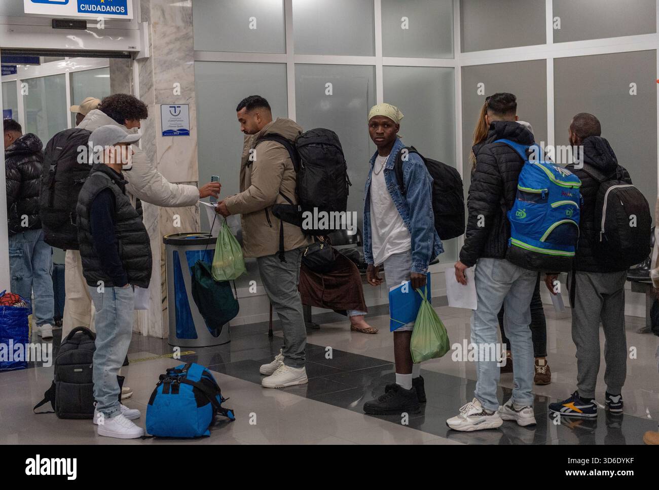 47 migrants embark for the peninsula after their stay at the Temporary ...