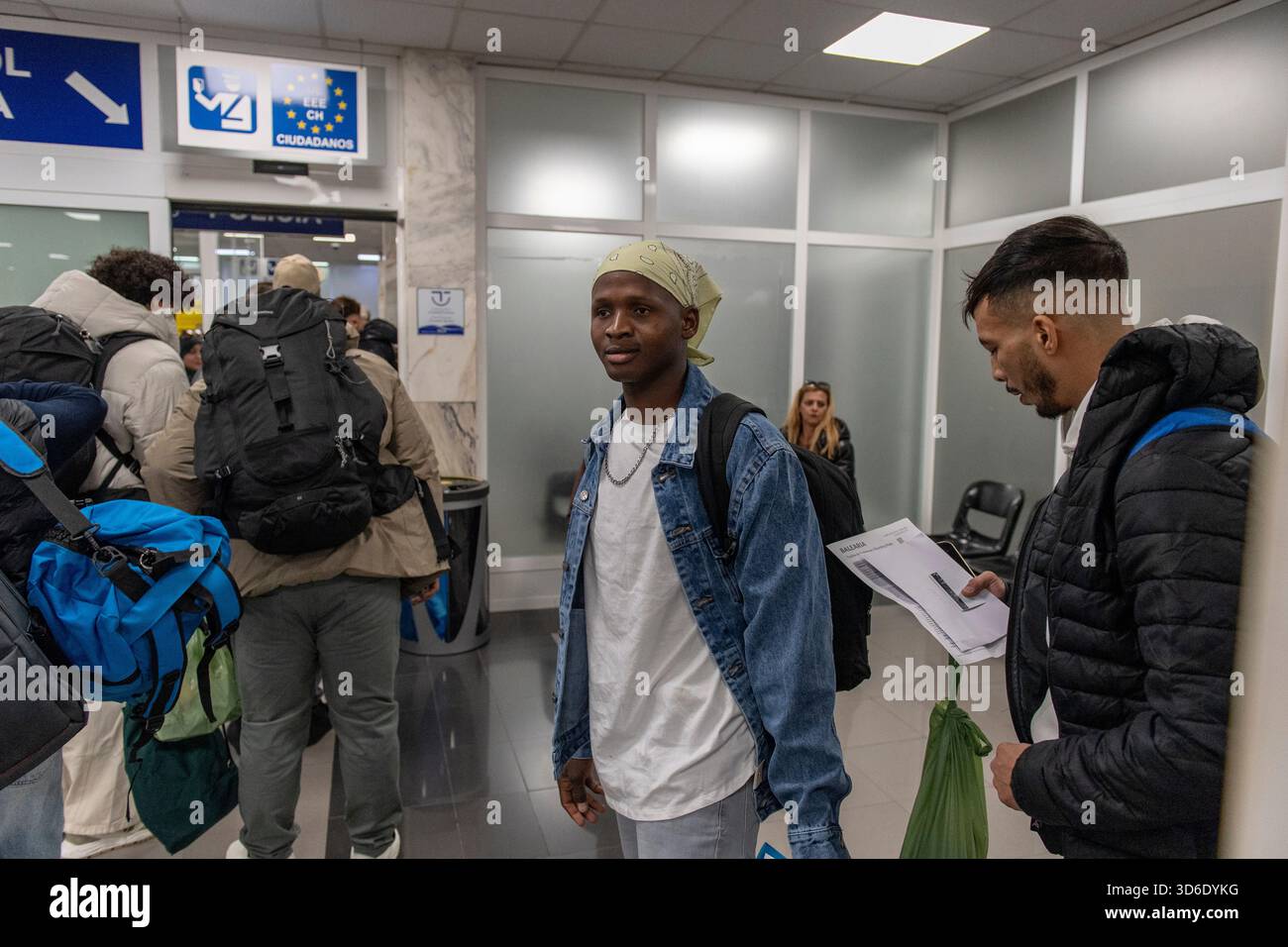 47 migrants embark for the peninsula after their stay at the Temporary ...