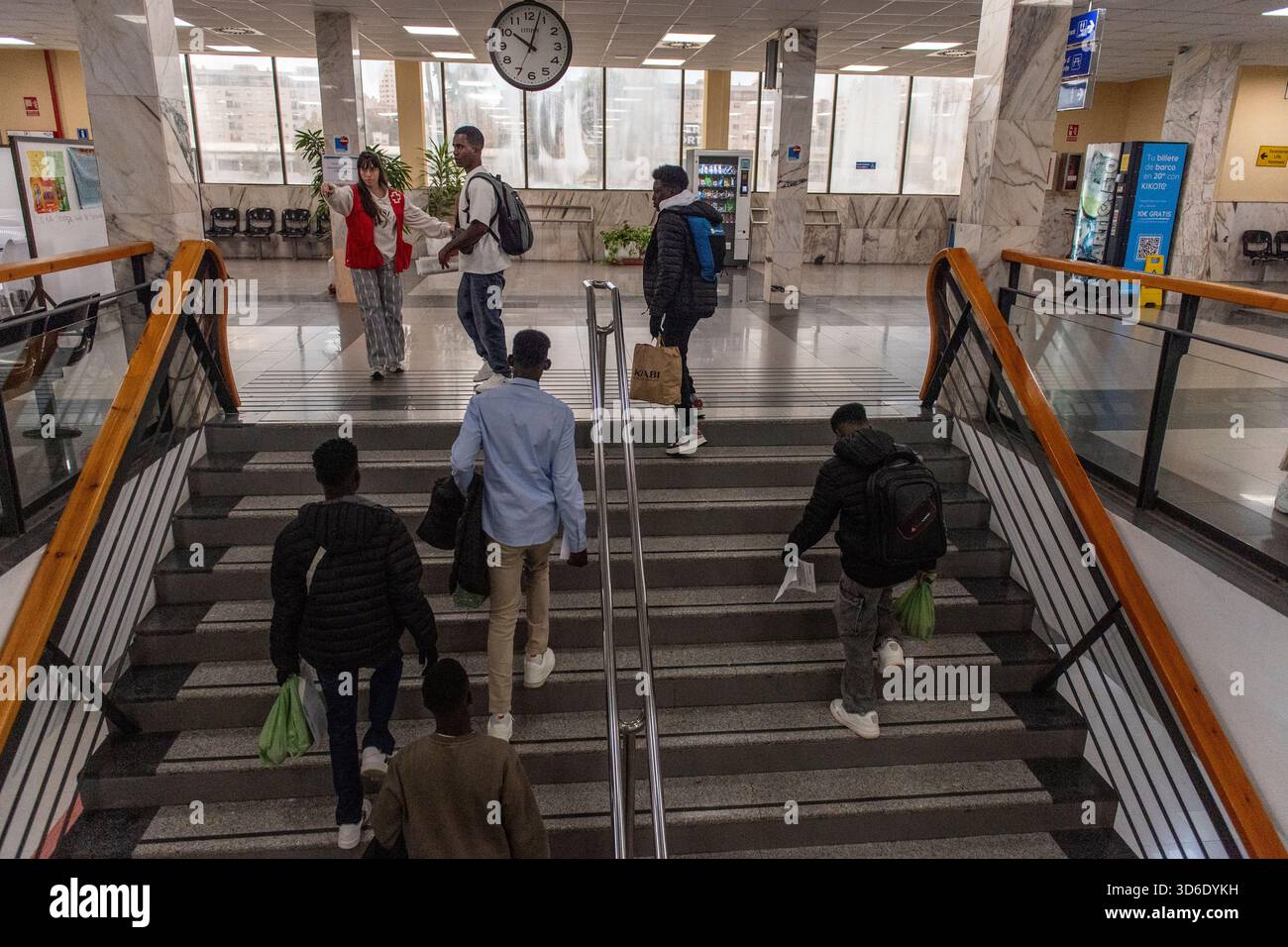 47 migrants embark for the peninsula after their stay at the Temporary ...