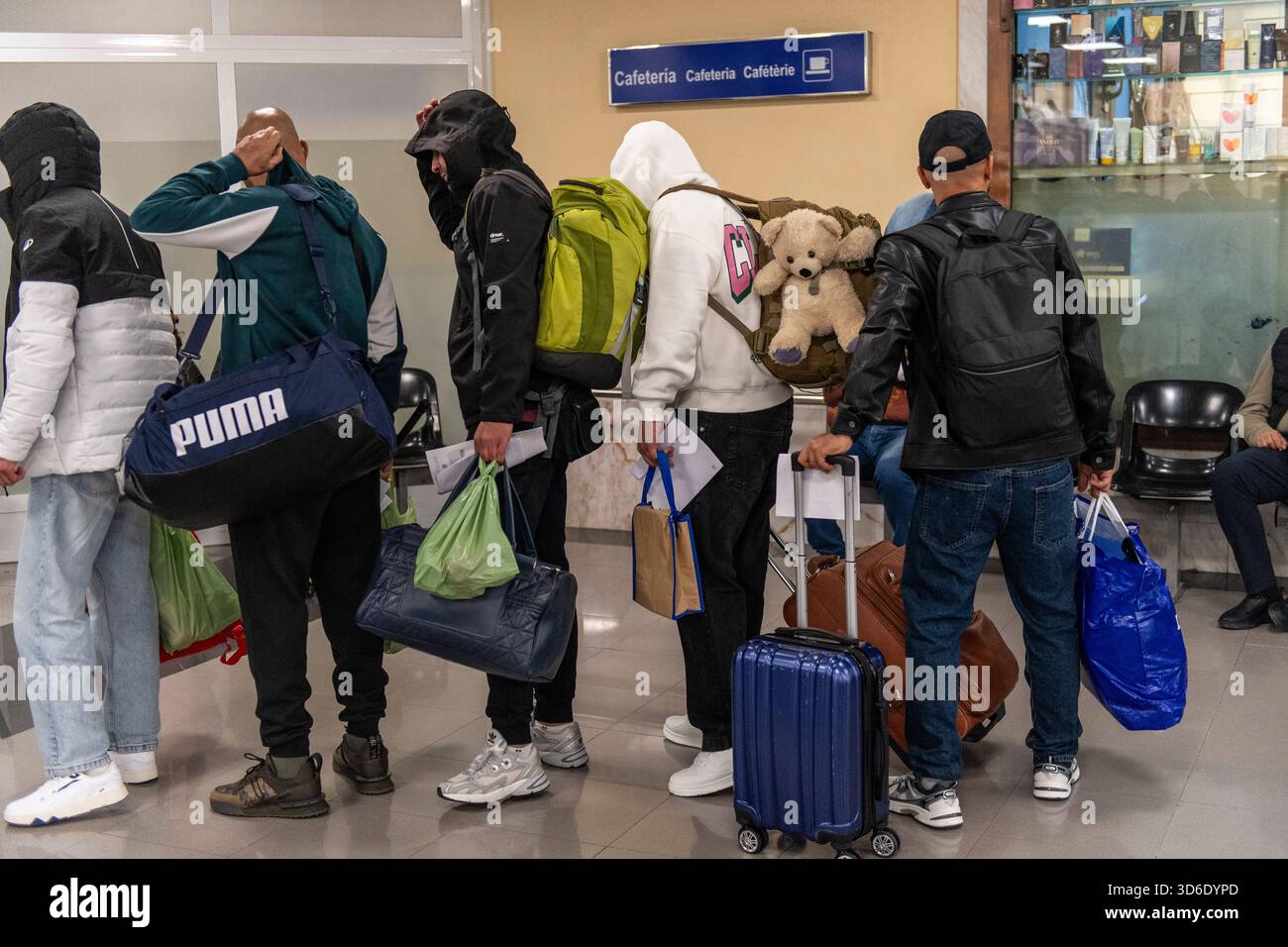 47 migrants embark for the peninsula after their stay at the Temporary ...