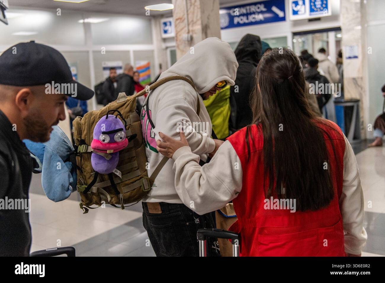 47 migrants embark for the peninsula after their stay at the Temporary ...