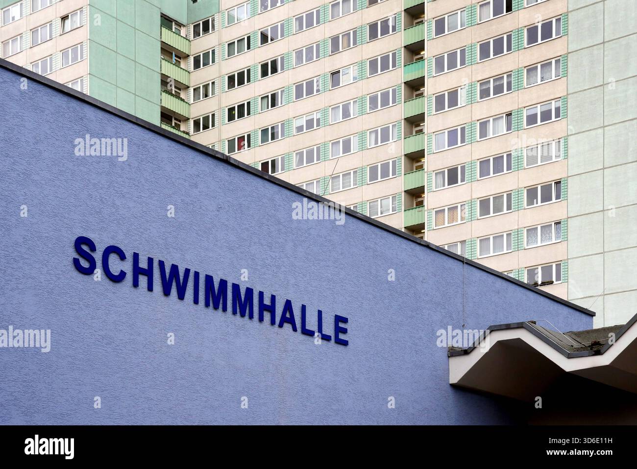 18.11.2025, Berlin - Deutschland. Schwimmhalle im Wohngebiet. *** 18 11 ...