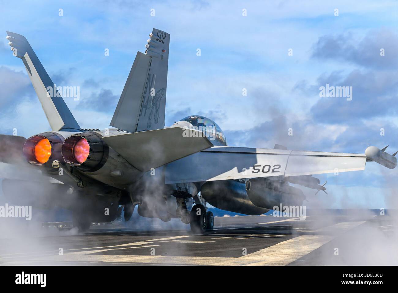 PACIFIC OCEAN (Nov. 14, 2025) – A U.S. Navy E/A-18G Growler, assigned ...