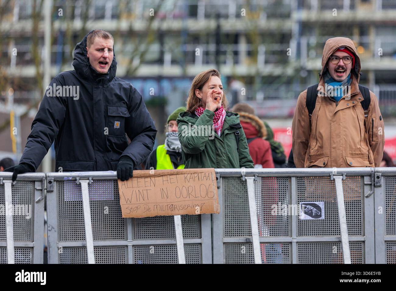 ROTTERDAM - Protesters shout "lice" at visitors to the fair in the ...