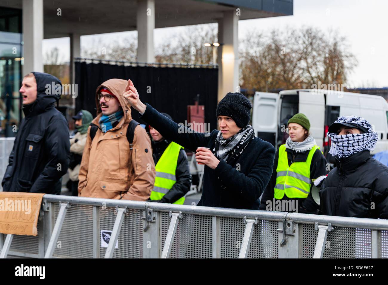 ROTTERDAM - Protesters give the middle finger to visitors to the fair ...