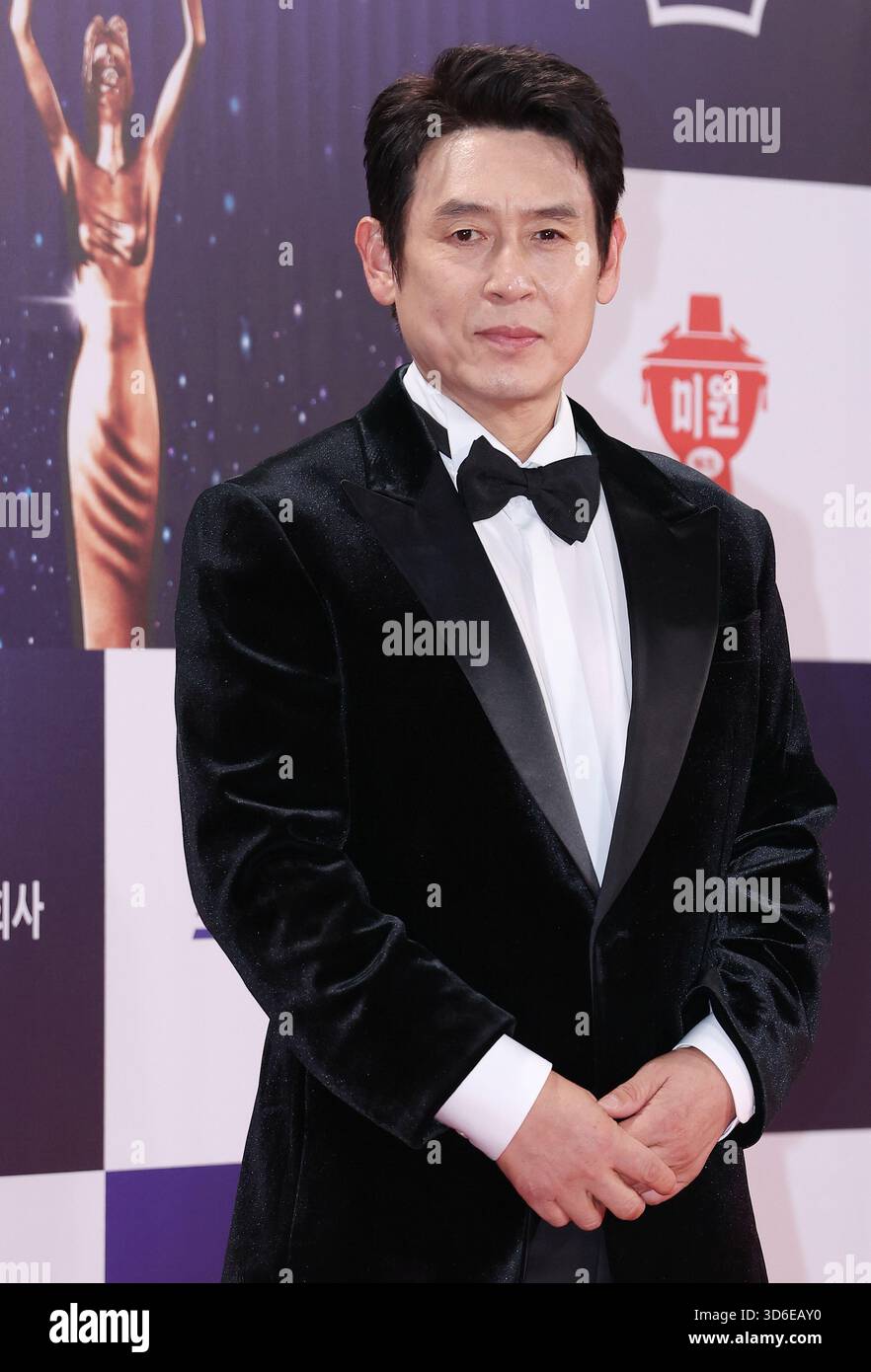 Blue Dragon Awards South Korean actor Seol Kyung-koo poses for a photo on the red carpet at the ...