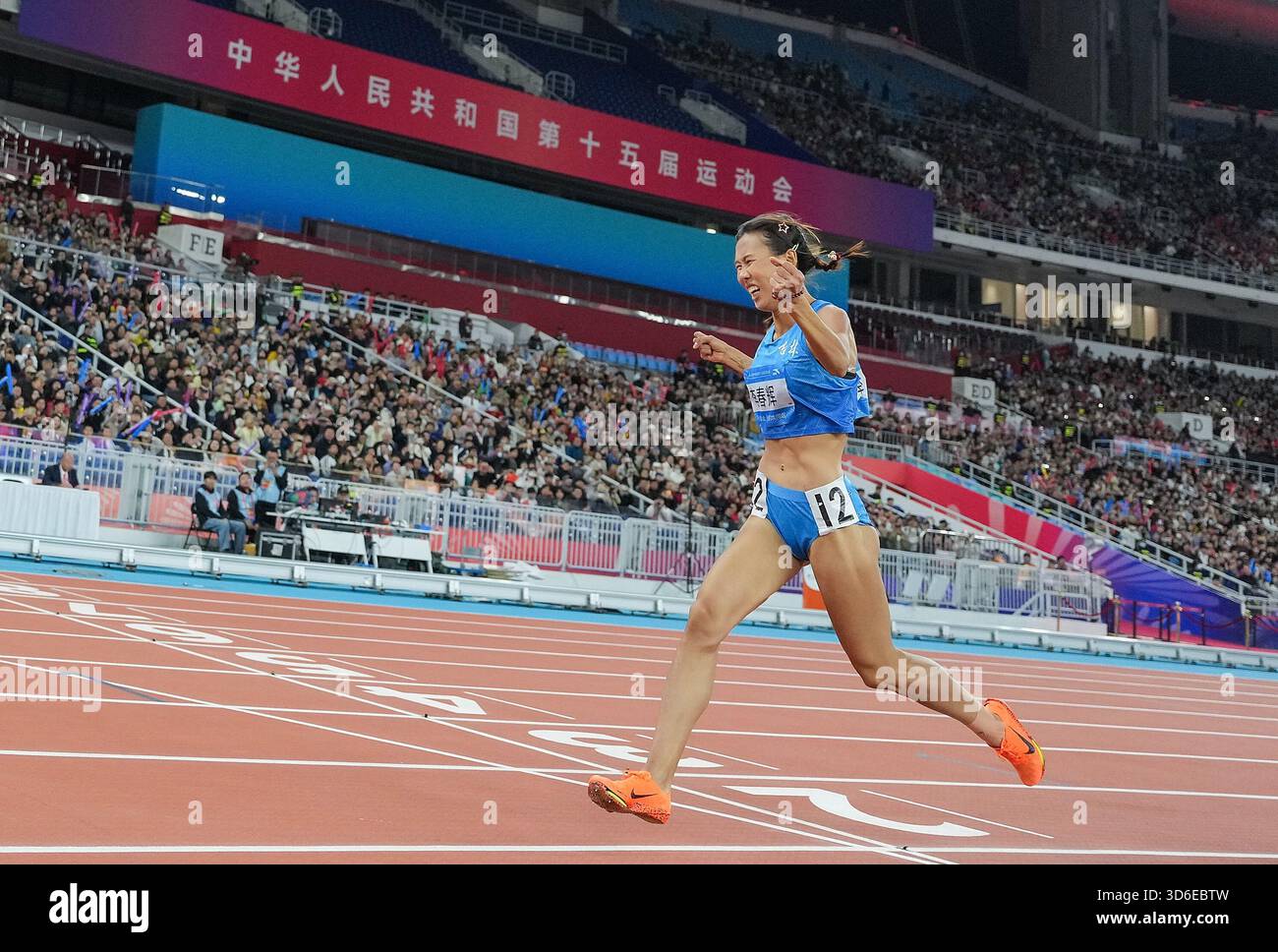 (251120) -- GUANGZHOU, Nov. 20, 2025 (Xinhua) -- Li Chunhui of Jilin ...