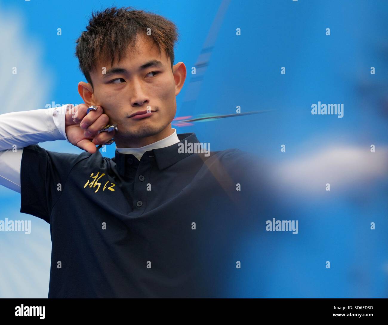 (251120) -- SHENZHEN, Nov. 20, 2025 (Xinhua) -- Zheng Xinghuan of ...