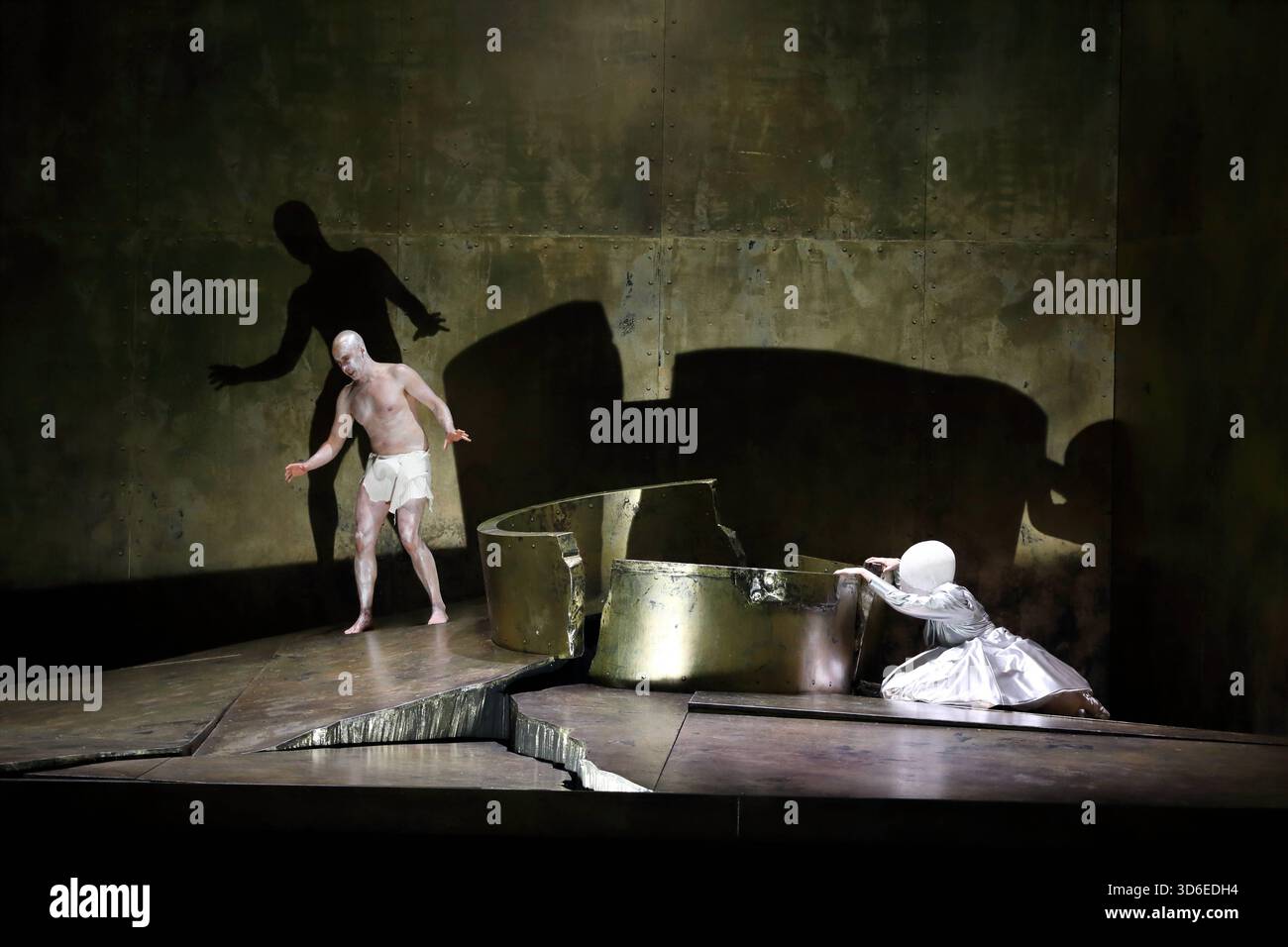 Günter Papendell als Jochanaan und Nicole Chevalier als Salome während der Fotoprobe für Salome ...