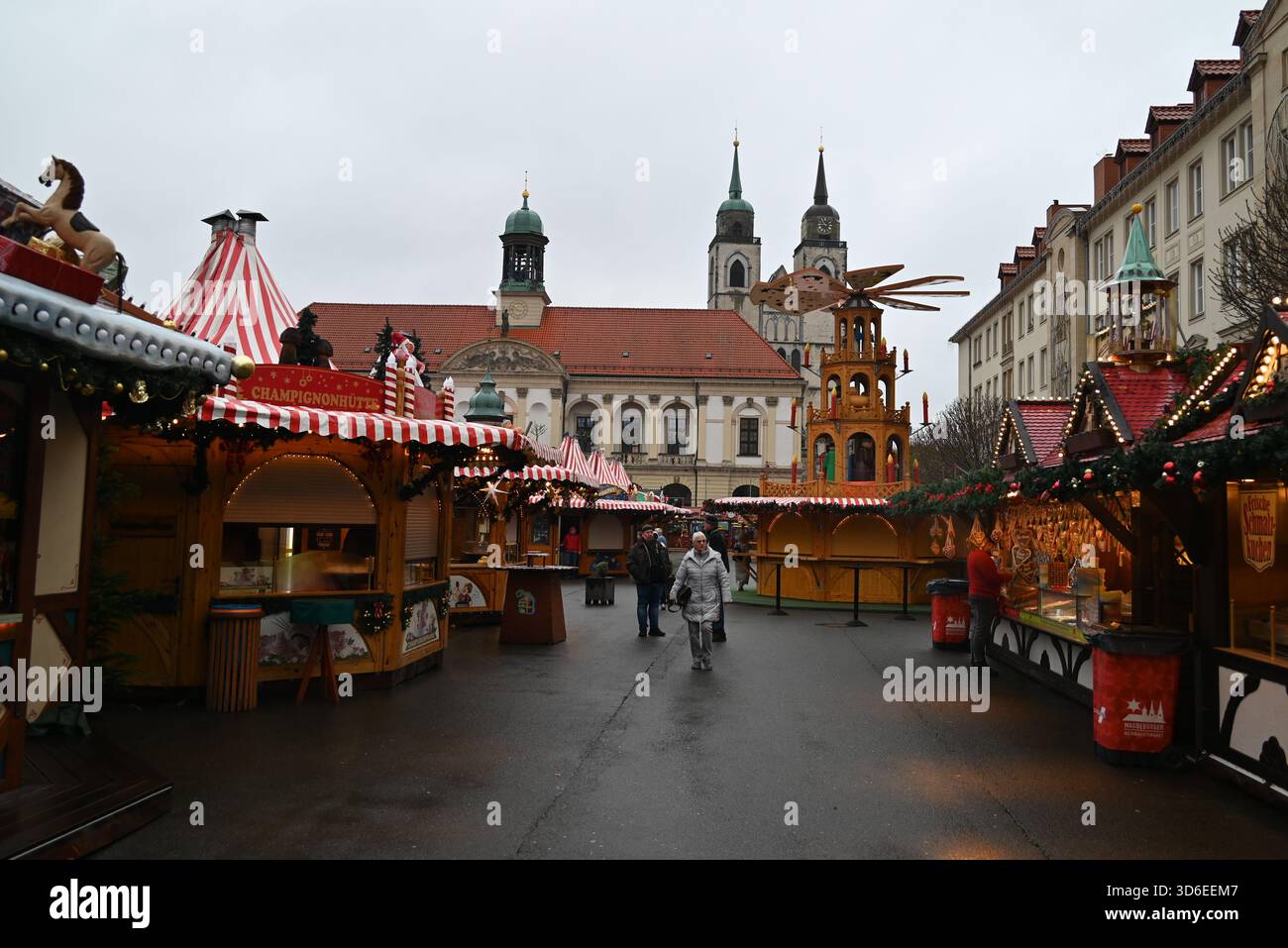 The Christmas market on Alter Markt square in Magdeburg, Germany ...
