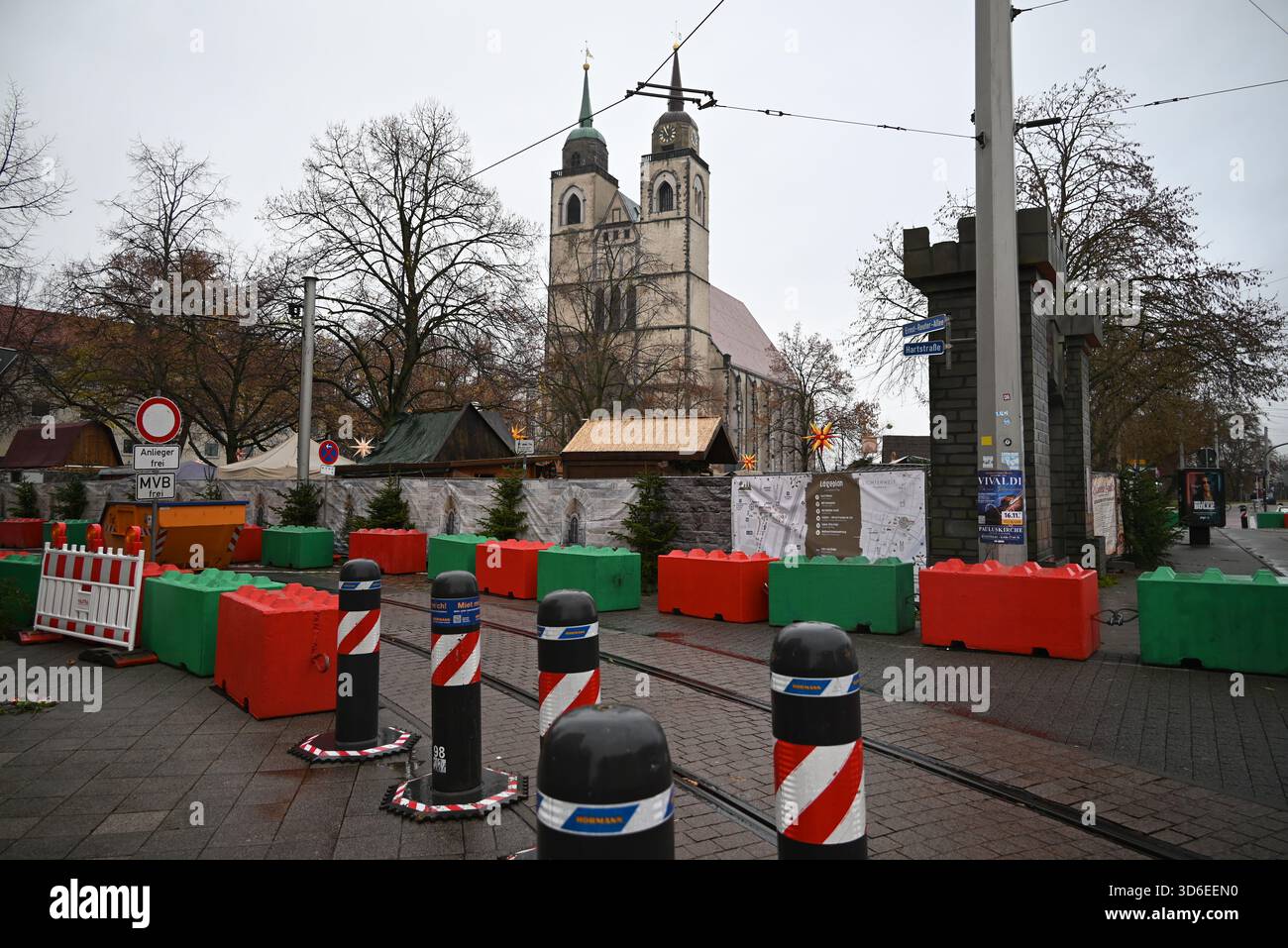 The Christmas market on Alter Markt square in Magdeburg, Germany ...