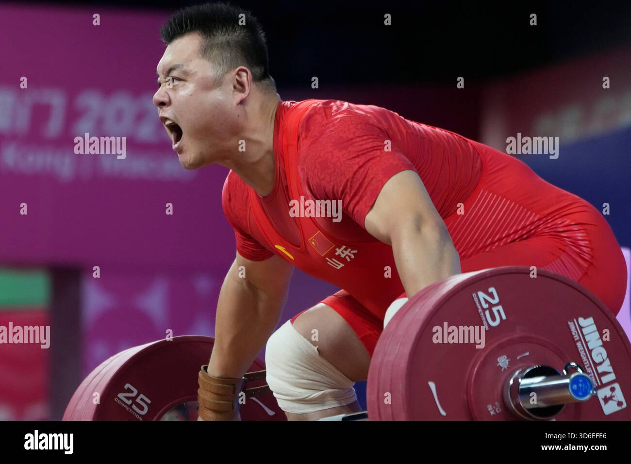(251120) -- DONGGUAN, Nov. 20, 2025 (Xinhua) -- Yang Zhe of Shandong ...