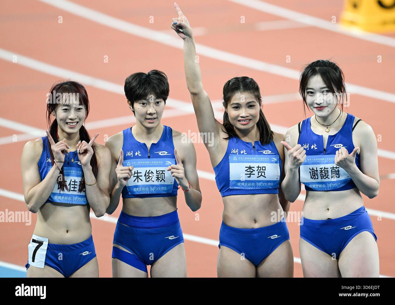 (251120) -- GUANGZHOU, Nov. 20, 2025 (Xinhua) -- Xu Jialu, Zhu Junying ...