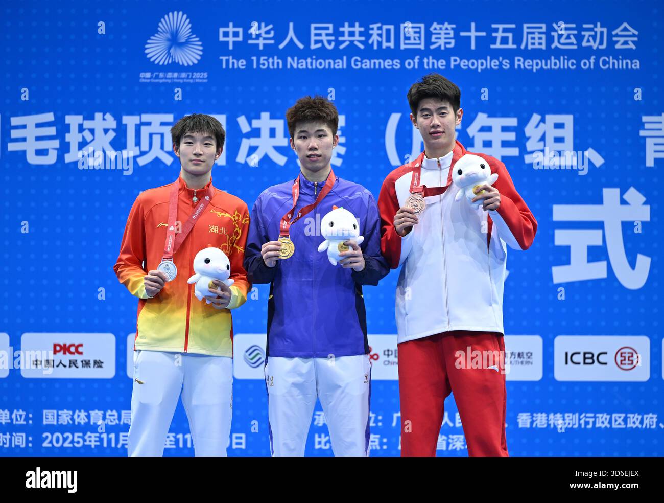 (251120) -- SHENZHEN, Nov. 20, 2025 (Xinhua) -- Gold medalist Weng ...