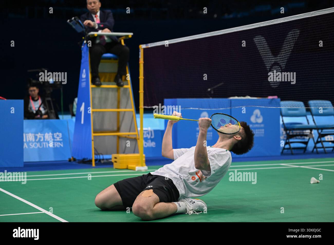 (251120) -- SHENZHEN, Nov. 20, 2025 (Xinhua) -- Weng Hongyang ...