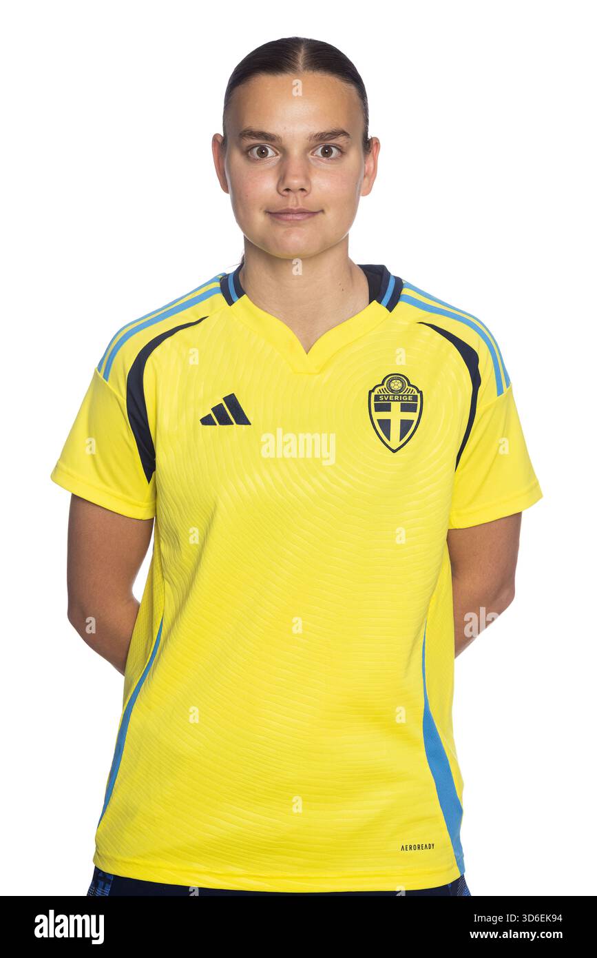 251119 Ida Larsson poserar för ett porträtt under en fotografering med ...