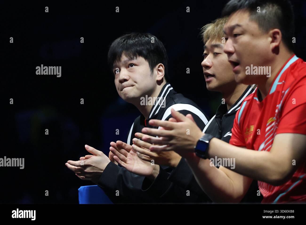 (251120) -- MACAO, Nov. 20, 2025 (Xinhua) -- Fan Zhendong (L) of ...