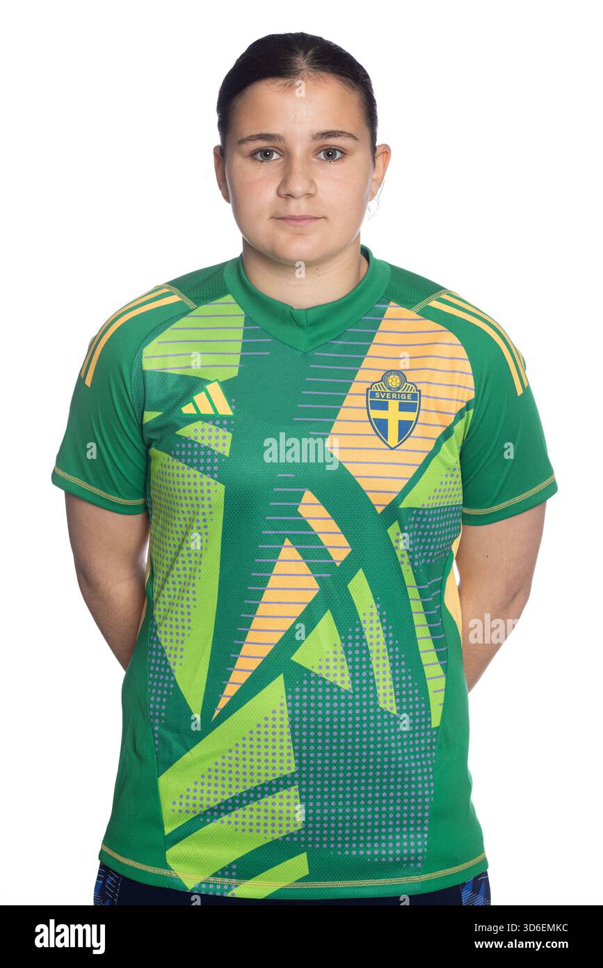 251119 Ena Budalica poserar för ett porträtt under en fotografering med ...