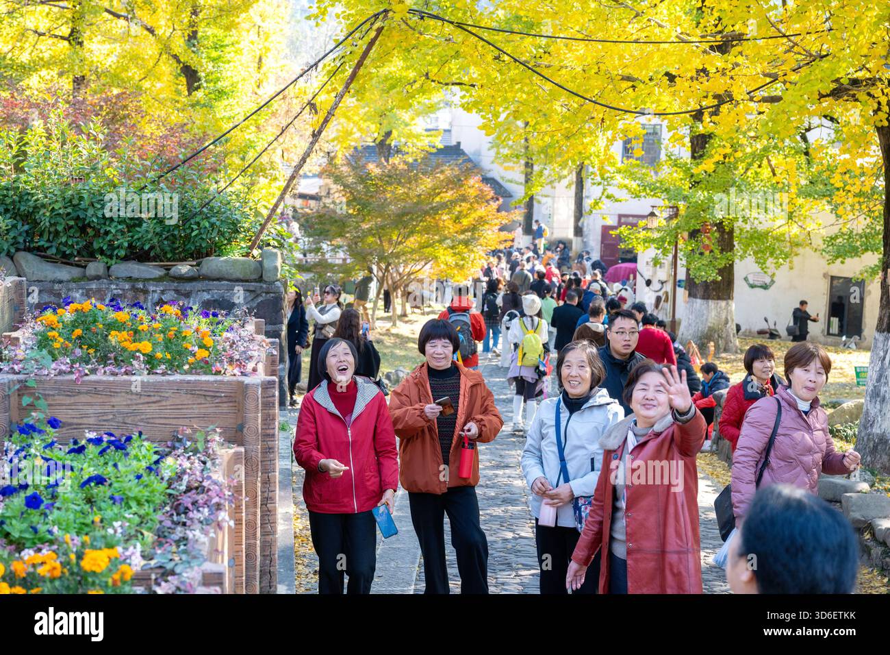 (251120) -- BEIJING, Nov. 20, 2025 (Xinhua) -- Tourists visit a scenic ...