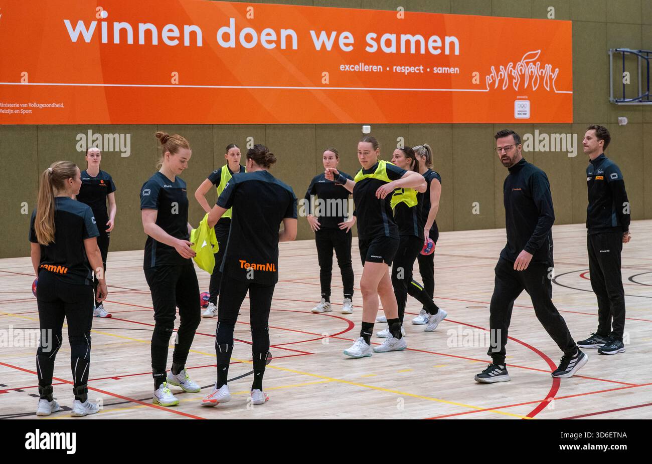 ARNHEM, NETHERLANDS - NOVEMBER 20: coach Henrik Signell of The ...