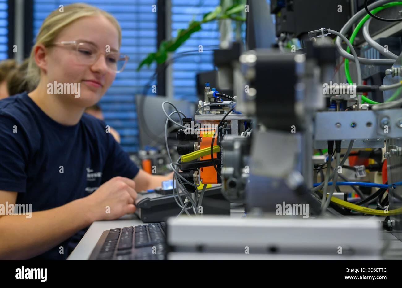 20 November 2025, Saxony, Chemnitz: Sahra-Michelle Berger programs a ...
