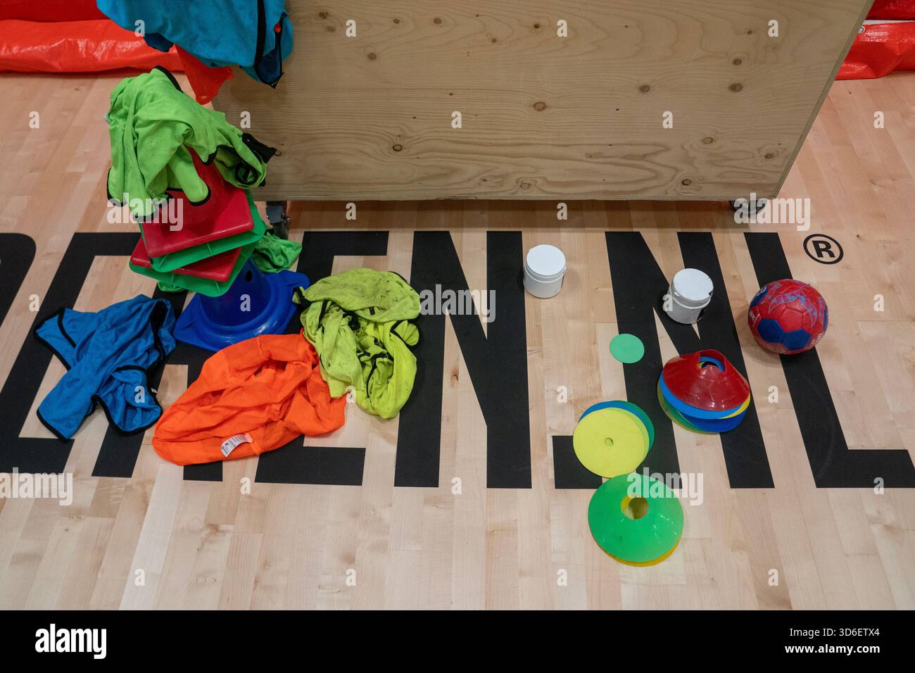 ARNHEM, NETHERLANDS - NOVEMBER 20: accessoires during the press meeting ...