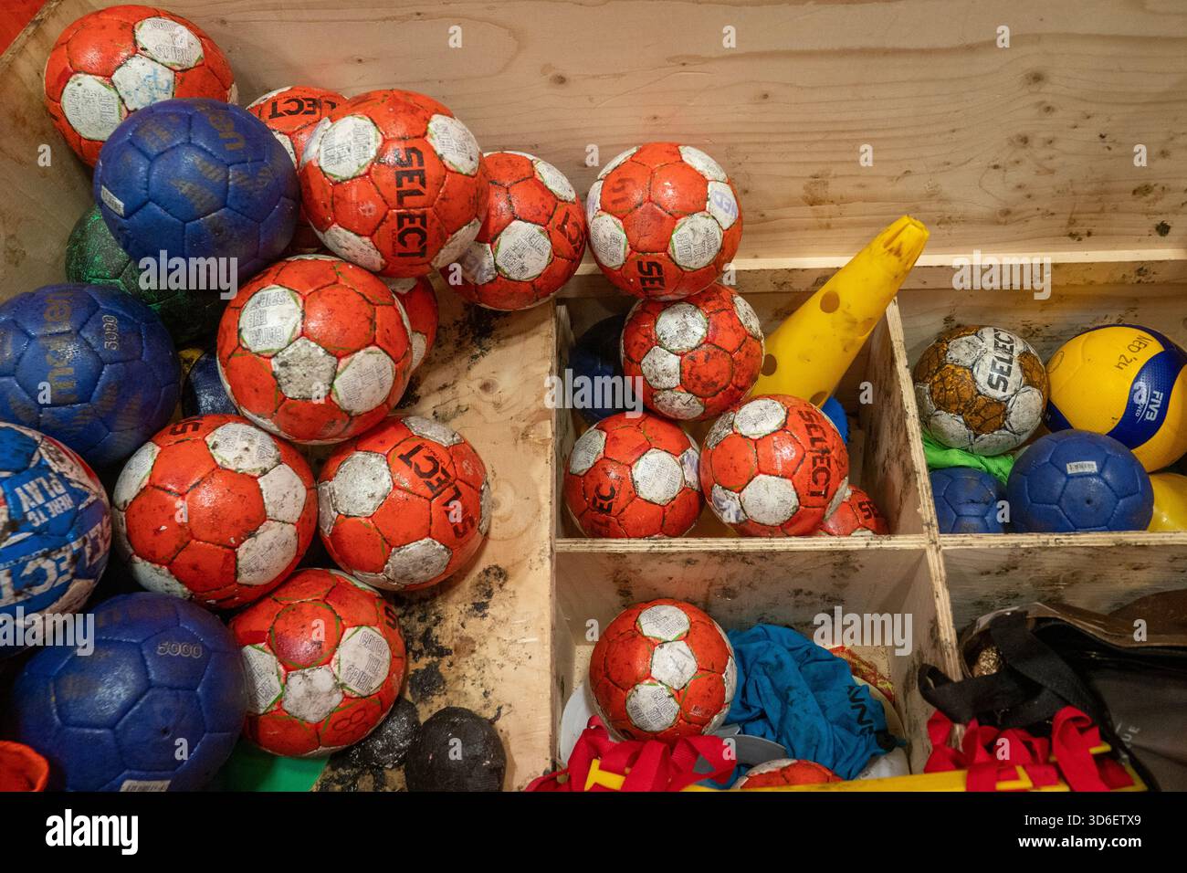 ARNHEM, NETHERLANDS - NOVEMBER 20: accessoires during the press meeting ...