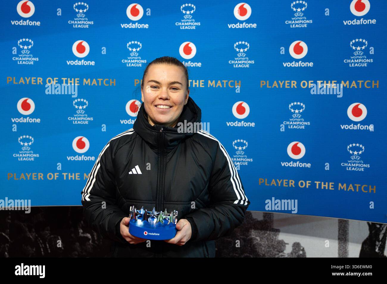 Olaug Tvedten (10 Valerenga) are seen with the player of the match ...