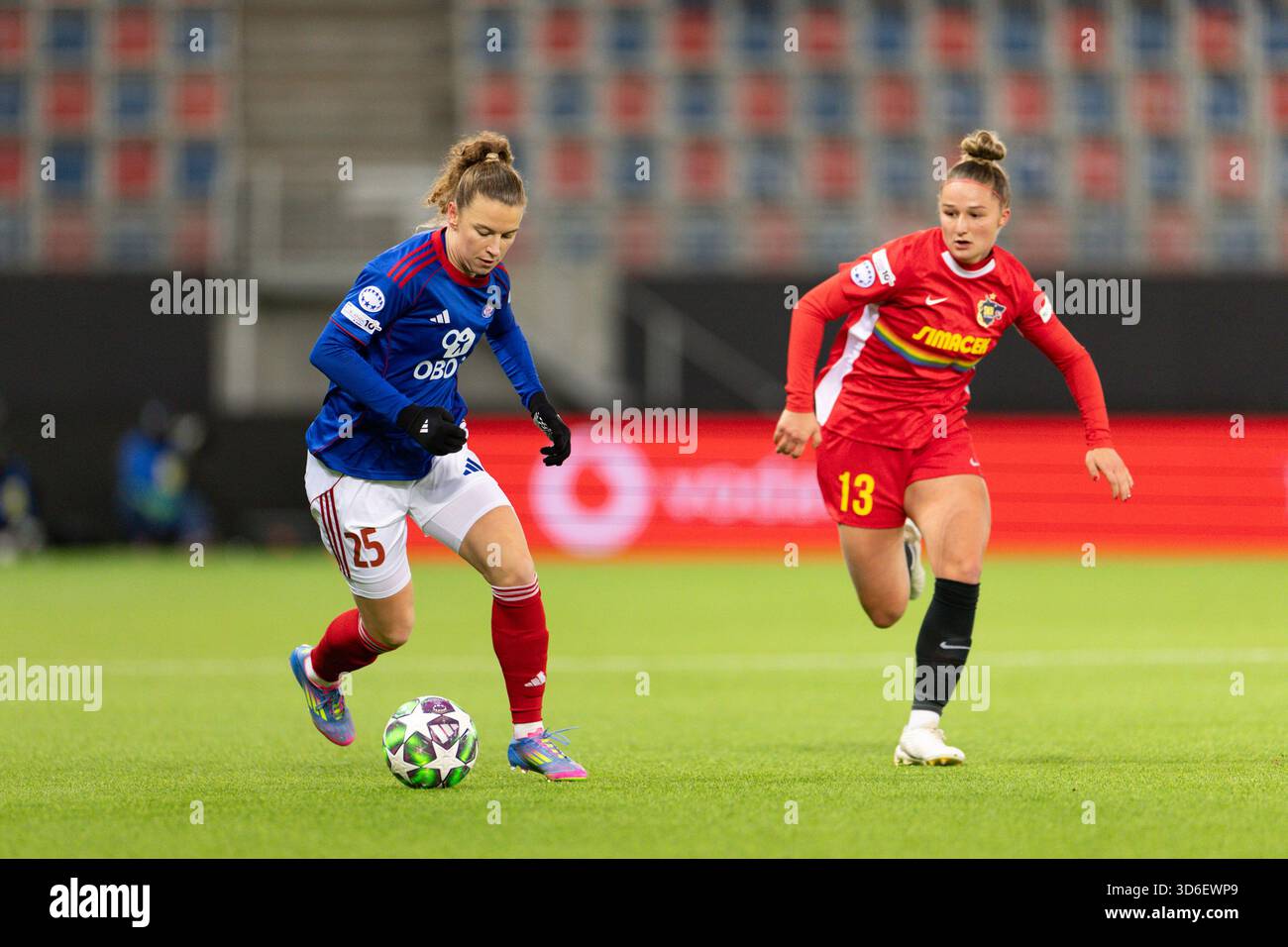 Synne Skinnes Hansen (25 Valerenga) controls the ball during the UEFA ...
