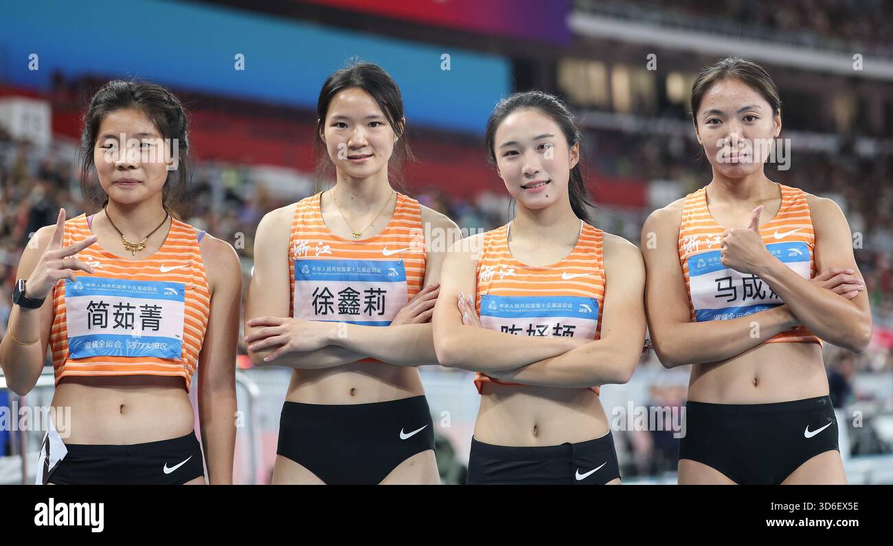 (251120) -- GUANGZHOU, Nov. 20, 2025 (Xinhua) -- Jian Rujing, Xu Xinli ...