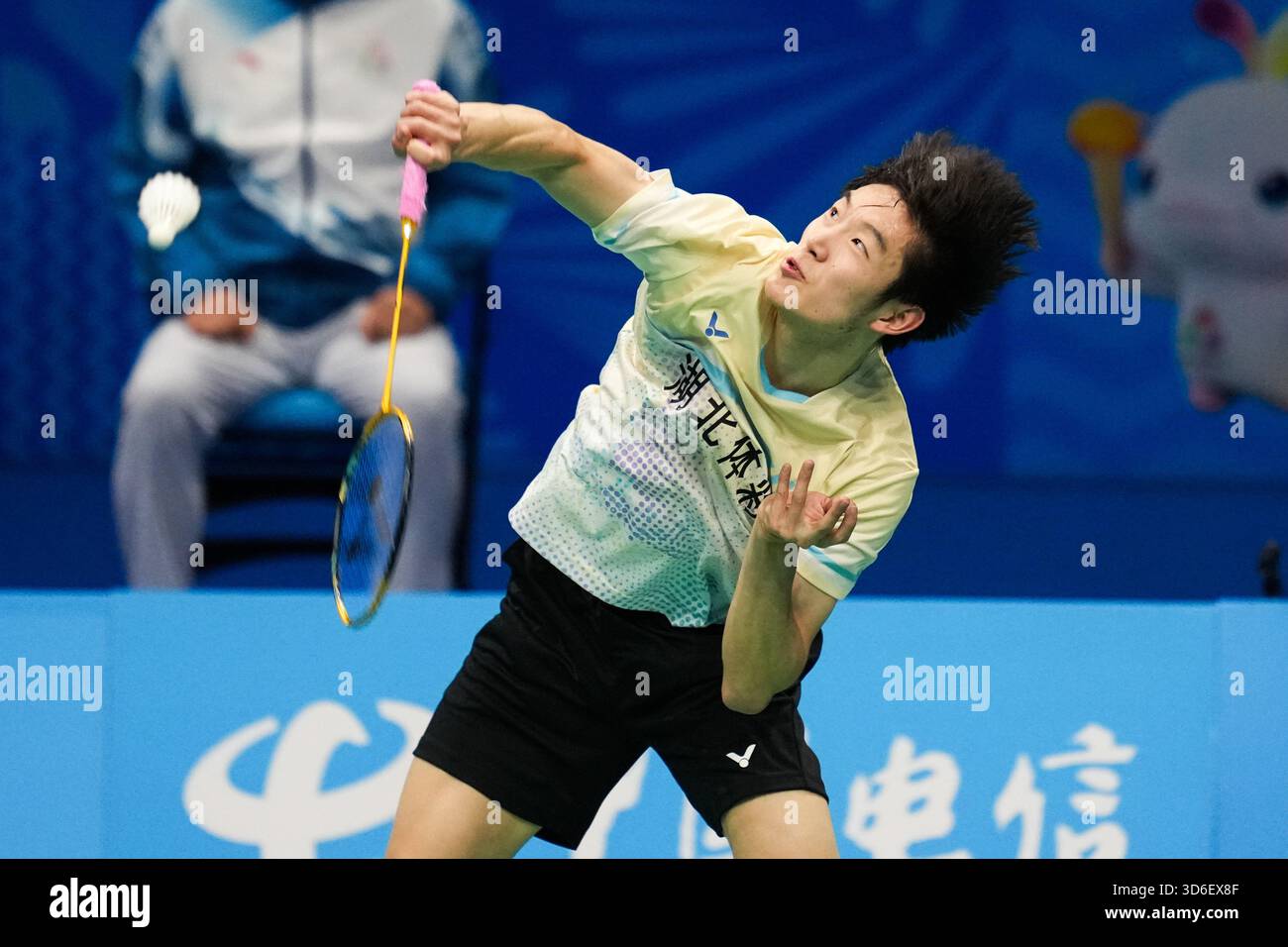 (251120) -- SHENZHEN, Nov. 20, 2025 (Xinhua) -- Zhu Xuanchen hits a ...