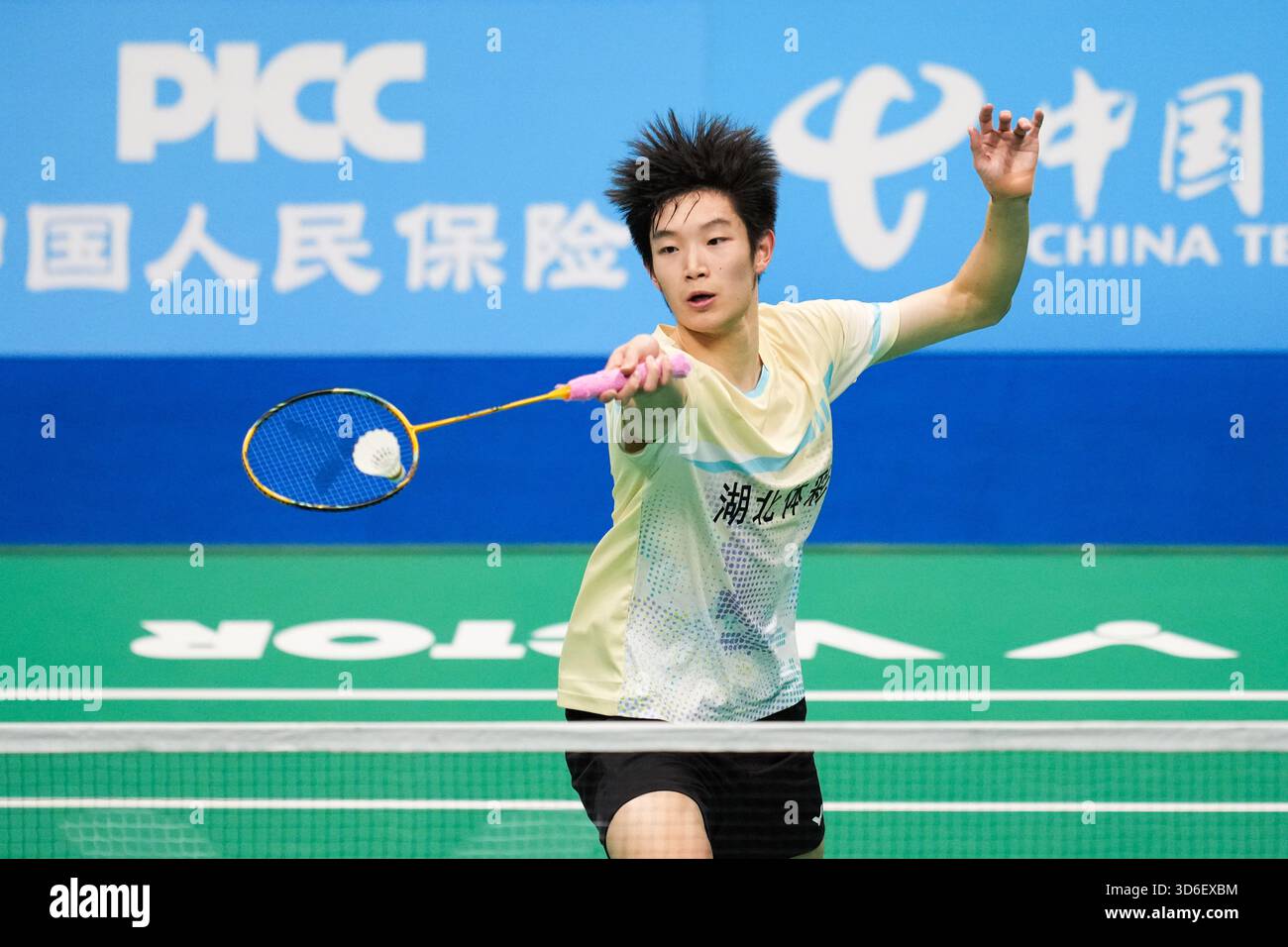 (251120) -- SHENZHEN, Nov. 20, 2025 (Xinhua) -- Zhu Xuanchen hits a ...