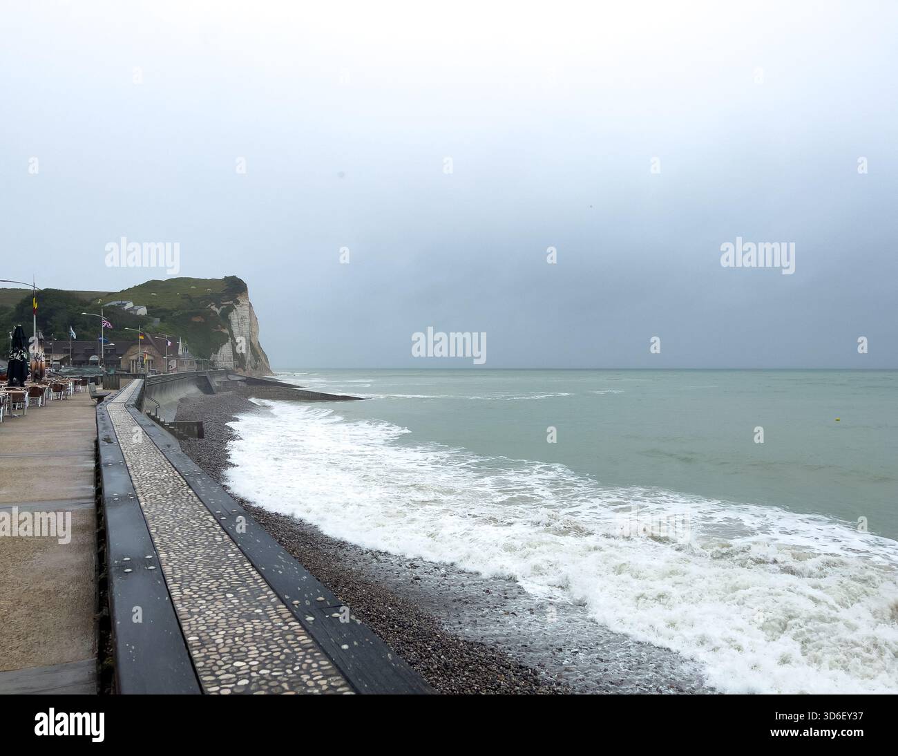 Promenade entlang der Küste von Veulettes-sur-Mer, Normandie, im Sommer ...