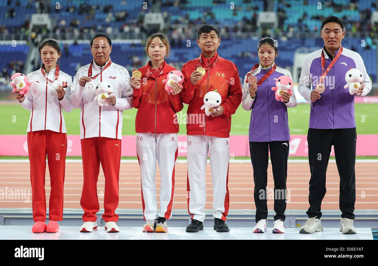 (251120) -- GUANGZHOU, Nov. 20, 2025 (Xinhua) -- Gold medalist Liang ...
