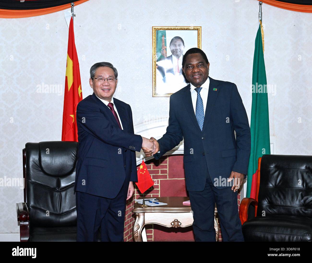 (251120) -- LUSAKA, Nov. 20, 2025 (Xinhua) -- Chinese Premier Li Qiang ...