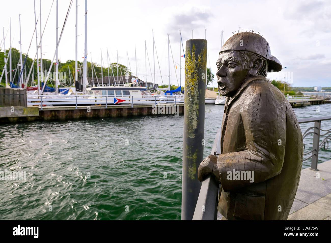 Holzfigur Der Lauscher von Wolfgang Gerdhagen am Niendorfer Hafen ...