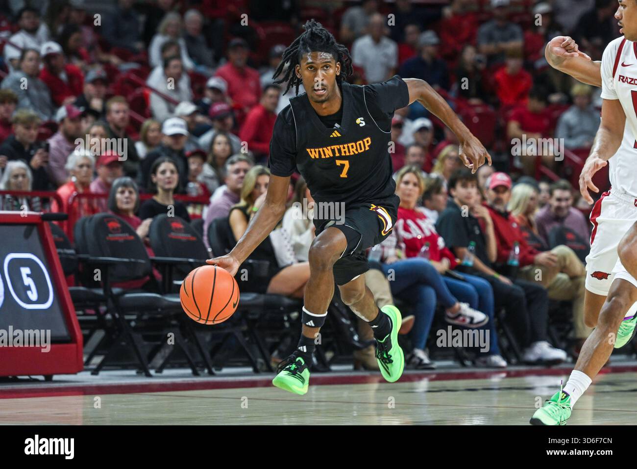 Winthrop guard Kaylen Berry (7) runs a play against Arkansas during an ...