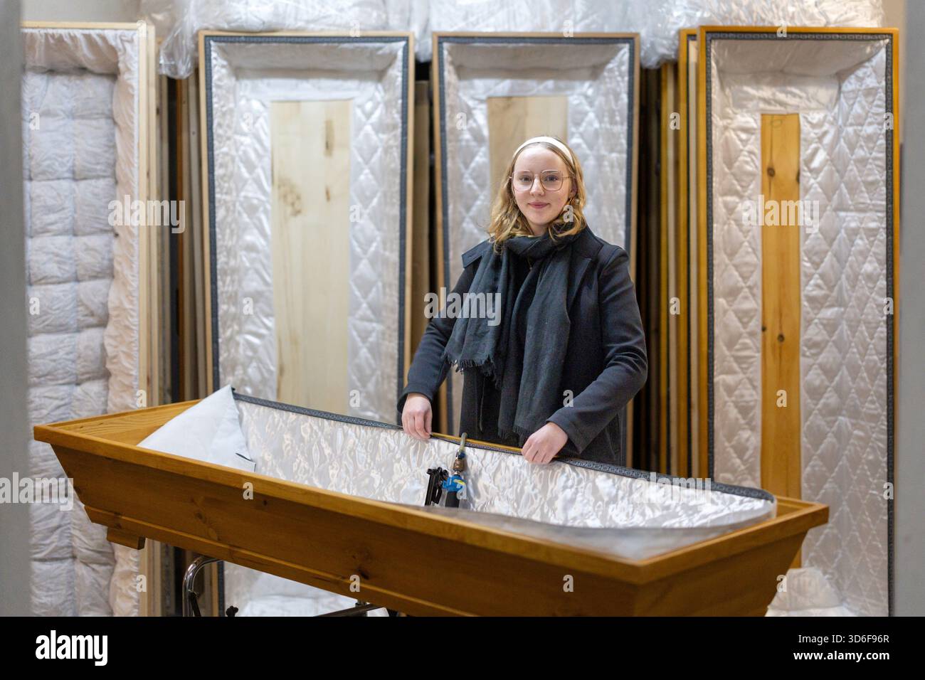 PRODUCTION - 20 November 2025, Thuringia, Hildburghausen: Gloria ...