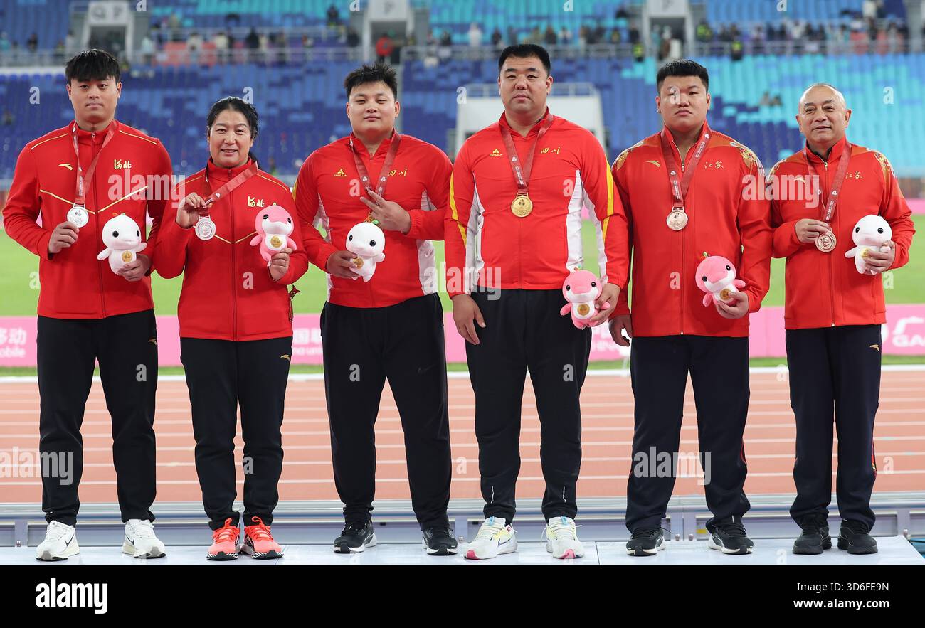 (251120) -- GUANGZHOU, Nov. 20, 2025 (Xinhua) -- Gold medalist Chen ...