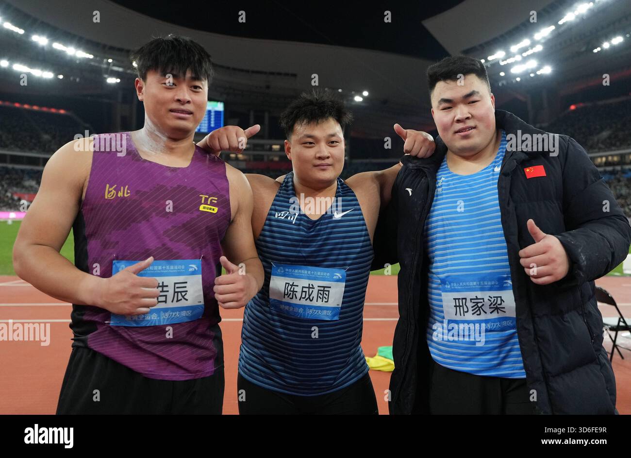 (251120) -- GUANGZHOU, Nov. 20, 2025 (Xinhua) -- Chen Chengyu (C) of ...