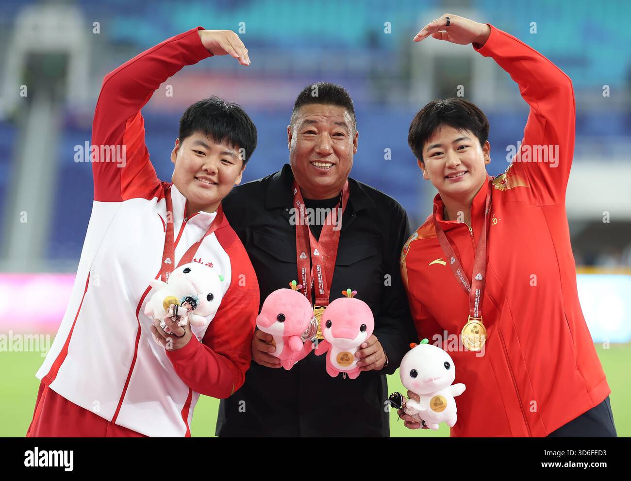(251120) -- GUANGZHOU, Nov. 20, 2025 (Xinhua) -- Gold medalist Zhao Jie ...