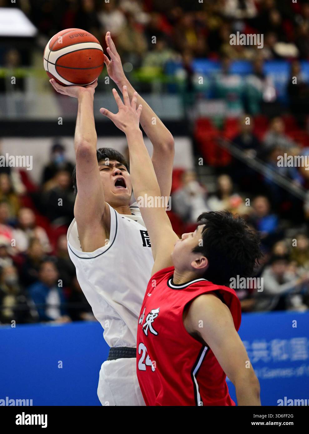(251120) -- HONG KONG, Nov. 20, 2025 (Xinhua) -- Wang Haoran (L) of ...