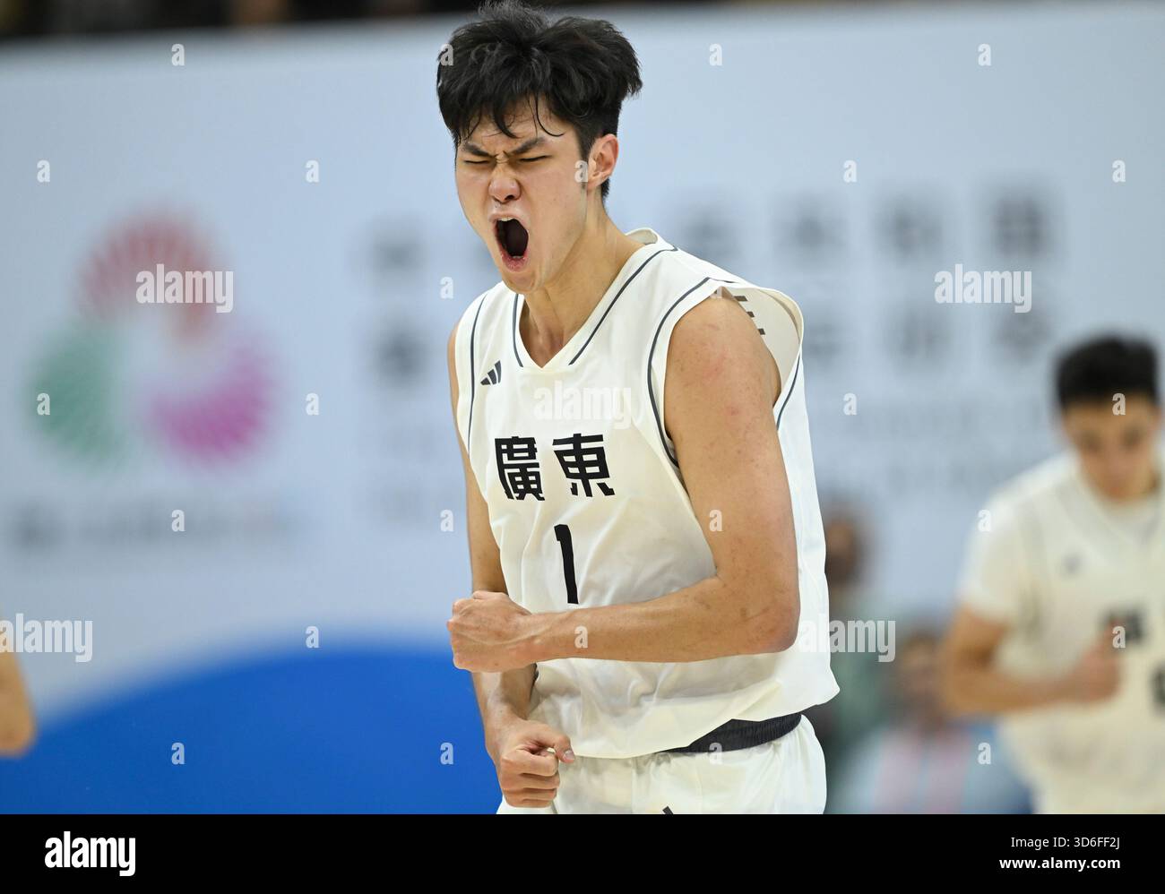 (251120) -- HONG KONG, Nov. 20, 2025 (Xinhua) -- Wang Haoran of ...