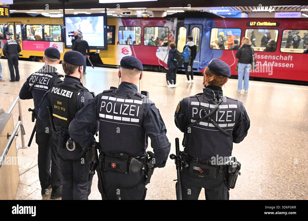 20 November 2025, Baden-Württemberg, Stuttgart: Police officers at the ...