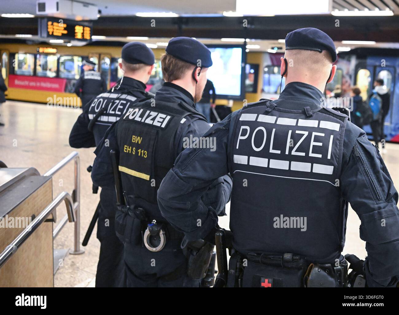 20 November 2025, Baden-Württemberg, Stuttgart: Police officers at the ...