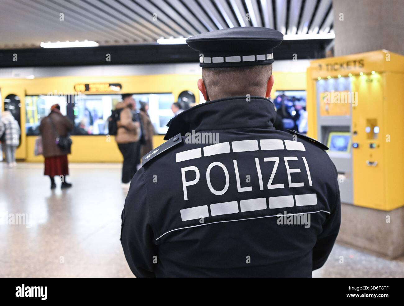 20 November 2025, Baden-Württemberg, Stuttgart: Police officers at the ...