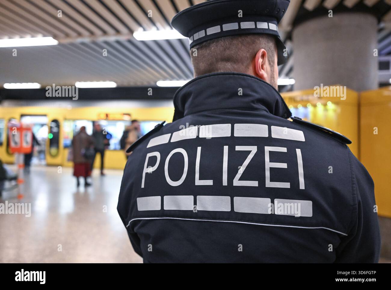 20 November 2025, Baden-Württemberg, Stuttgart: Police officers at the ...